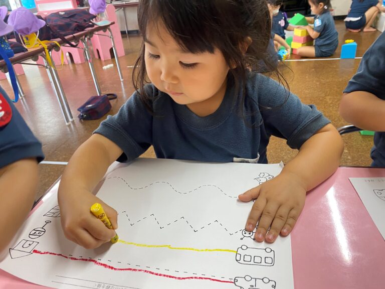【3歳児 桜組】描画遊まっすぐに線を描いてみよう） 聖徳大学附属第二幼稚園